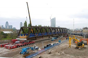 Bridge launched over London mainline railway – newsteelconstruction.com